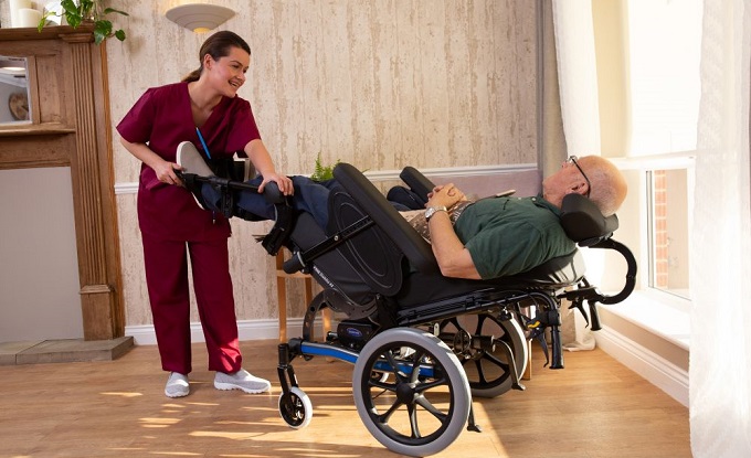 Invacare Rea Dahlia 45 - licht rijdende kantelrolstoel - Invacare Netherlands